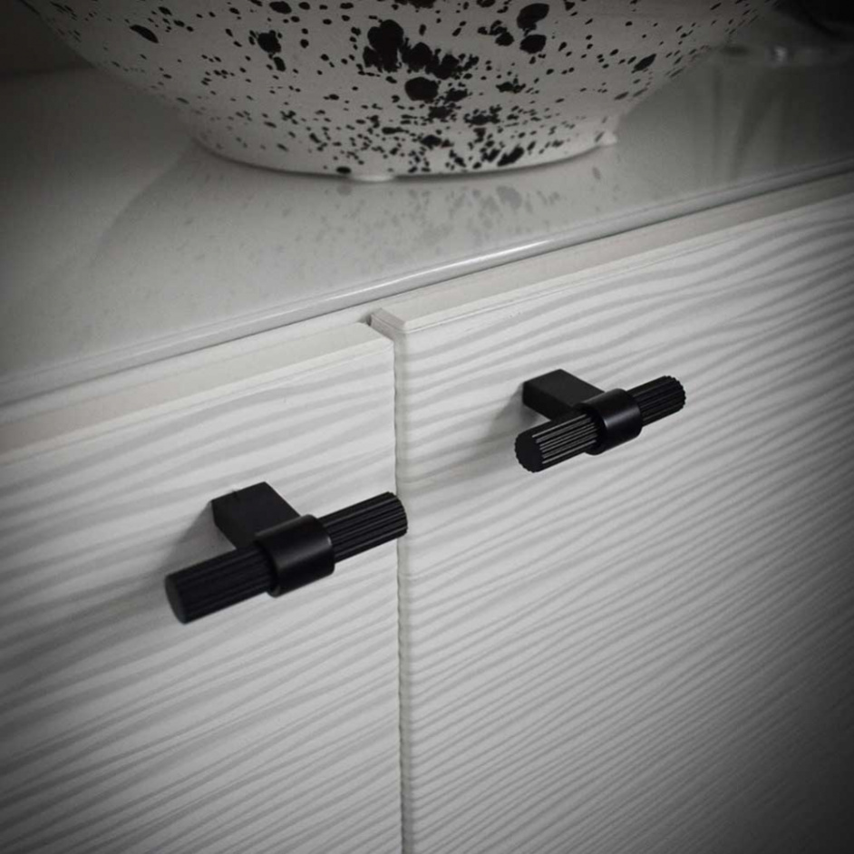 Knop T Helix Stripe - Mat Sort | Beslagonline.dk