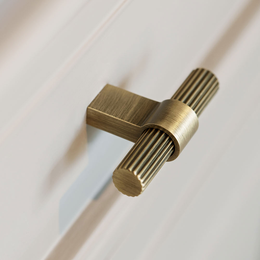 Knop T Helix Stripe - Antik Bronze | Beslagonline.dk