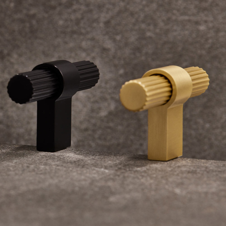 Knop T Helix Stripe - Messing | Beslagonline.dk