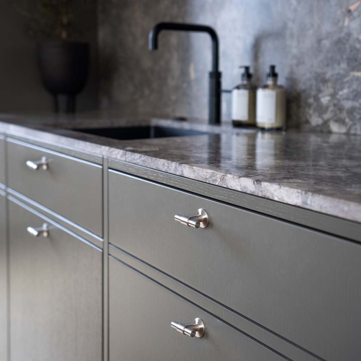 Knop T Uniform - Børstet Rustfrit | Beslagonline.dk